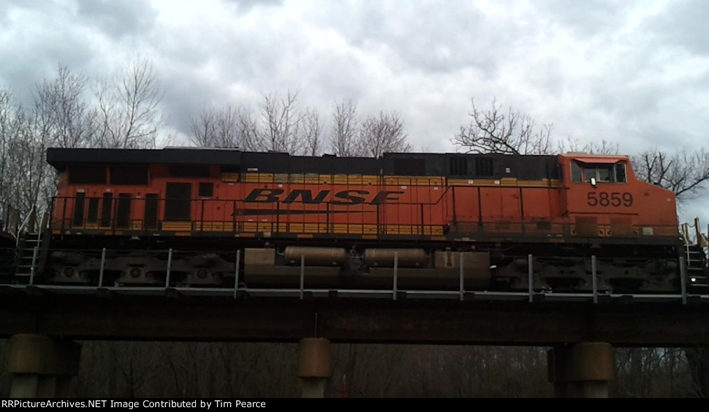 BNSF 5859 Leading